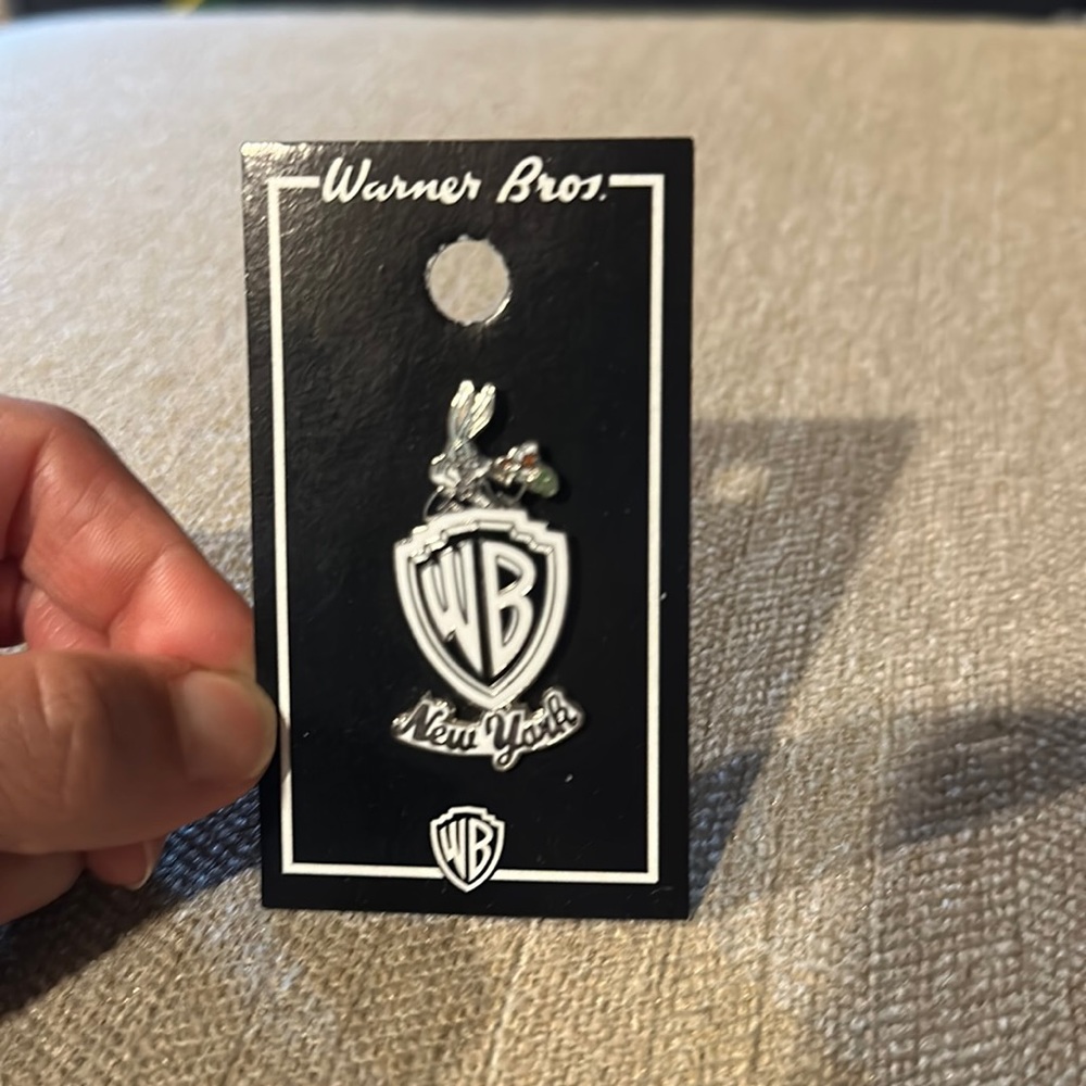 Warner Bros Bugs Bunny Pin - Gem
